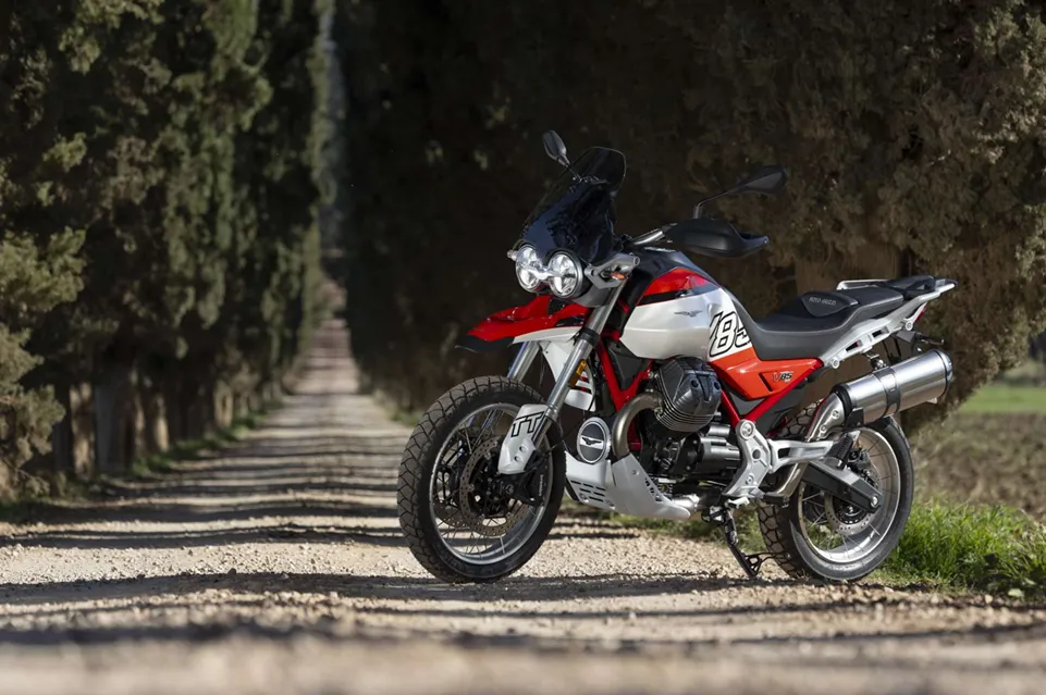 新型Moto Guzzi V85TT「ロッソ フジ」が誕生！進化した魅力とテクノロジー - サードニュース